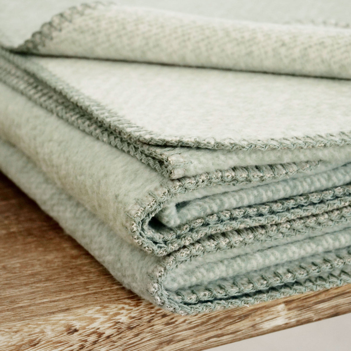 Kuscheldecke in grün - EMMA aus 100% Bio-Baumwolle – RIEMA GERMANY